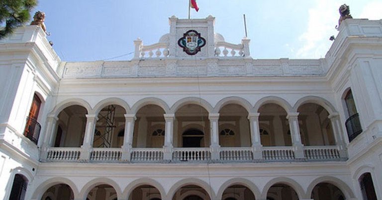 El Parque Sucre y su Palacio de Gobierno