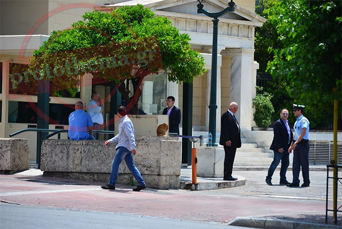 ΦΩΤΟ: ΑΥΤΗ ΕΙΝΑΙ Η ΝΕΑ ΕΜΦΑΝΙΣΗ ΤΗΣ ΒΟΥΛΗΣ... ΟΙ ΑΣΤΥΝΟΜΙΚΟΙ ΠΟΥ ΤΗΝ ...
