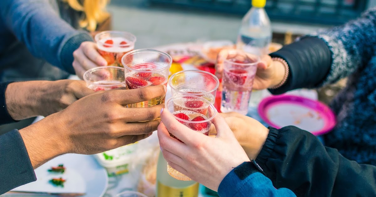 "Come in and make yourself at home" nghĩa là gì?