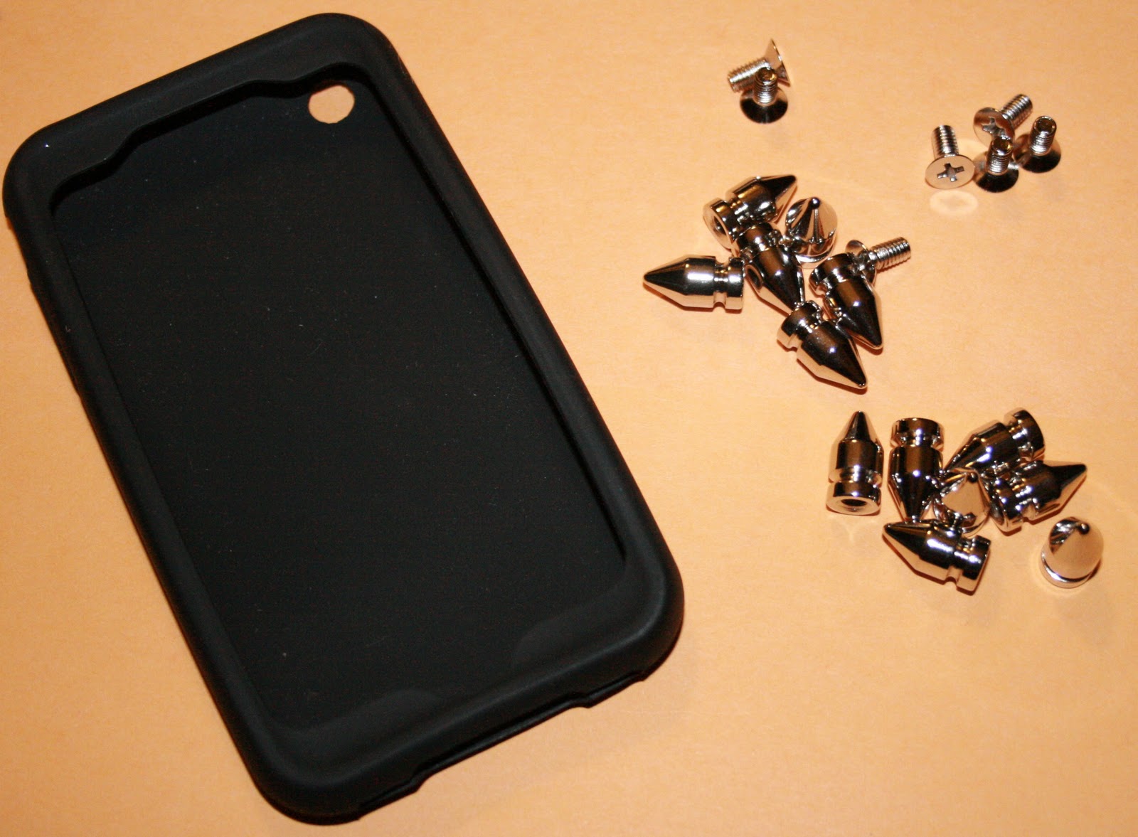 ASHLEY TREECE: DIY-Spiked iPhone Cover