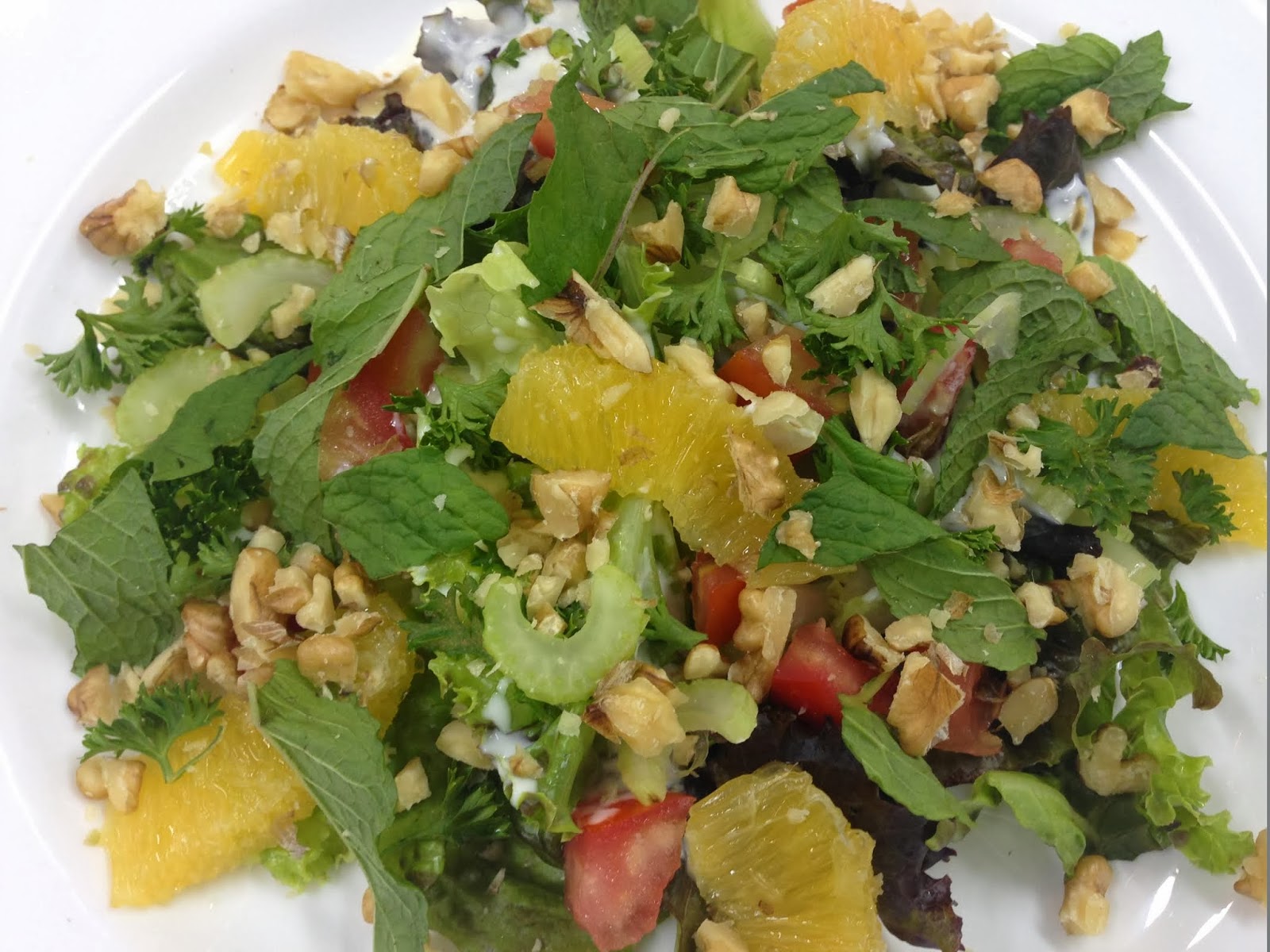 Gastronomia & Detalhes: Salada Verde com aipo, laranja, nozes e molho ...