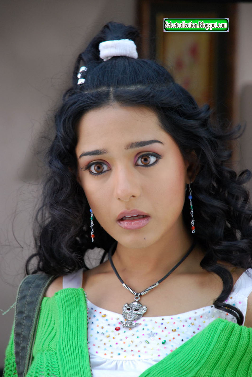 Actress Amrita Rao New Images Stills ~ alzicx