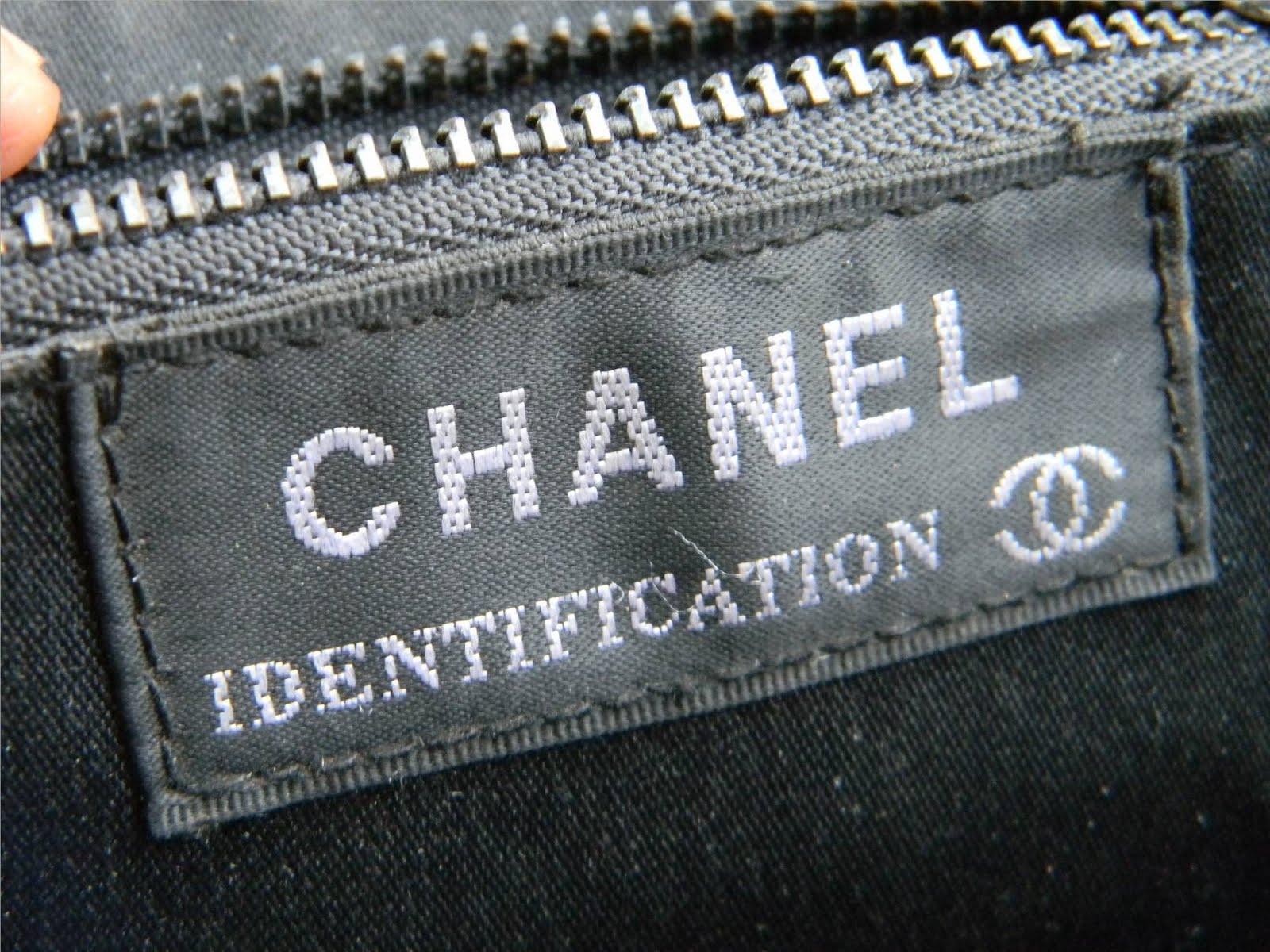 Janji Laku: Authentic CHANEL IDENTIFICATION Bag - 1990s
