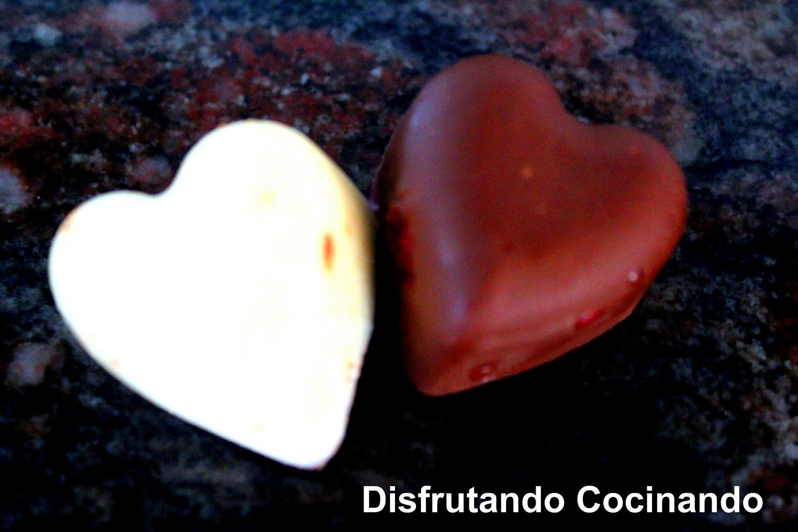 Bombones corazón de dos chocolates