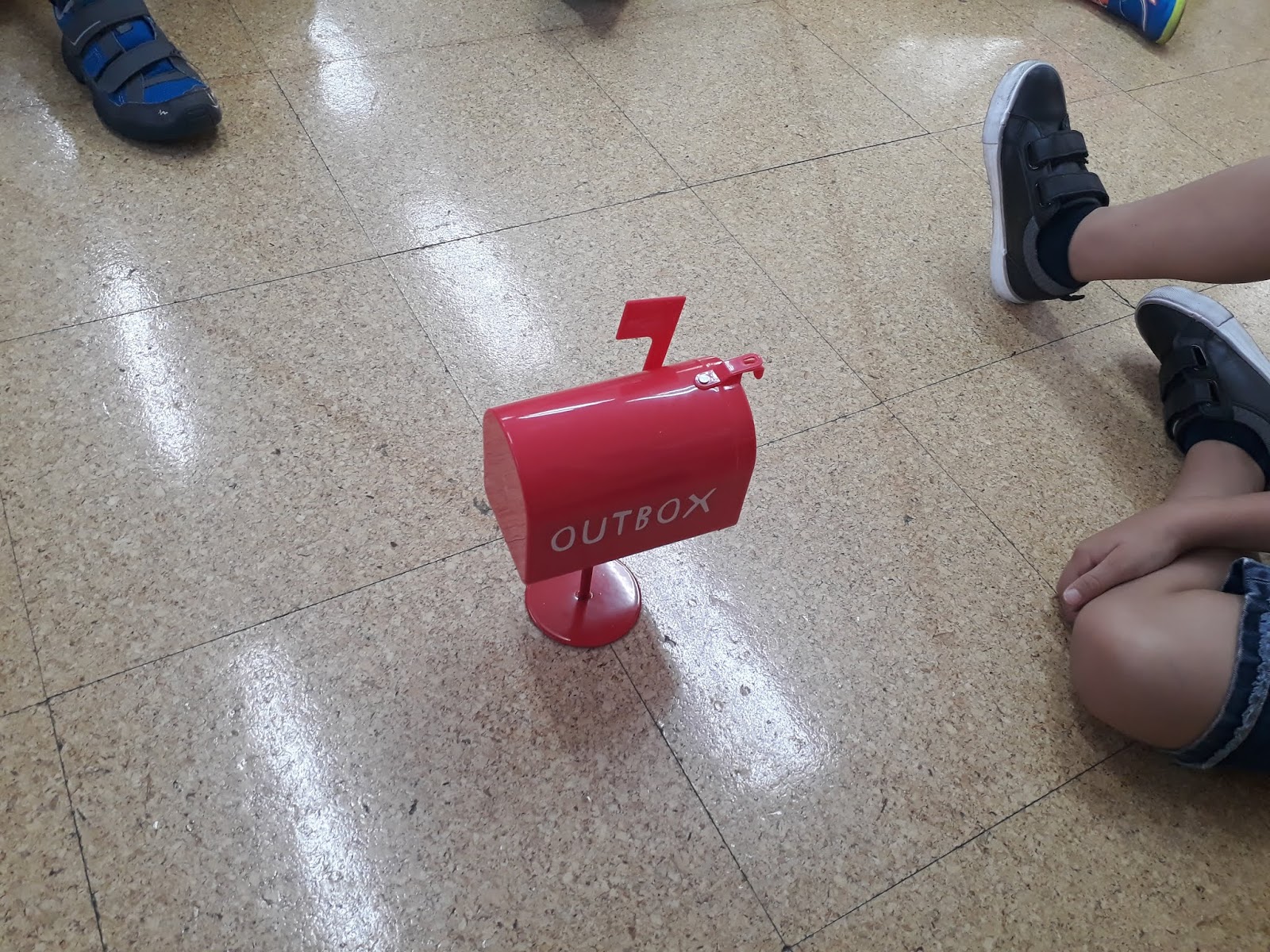 UN PEQUEÑO MUNDO DE COLORES: Nuestro buzón