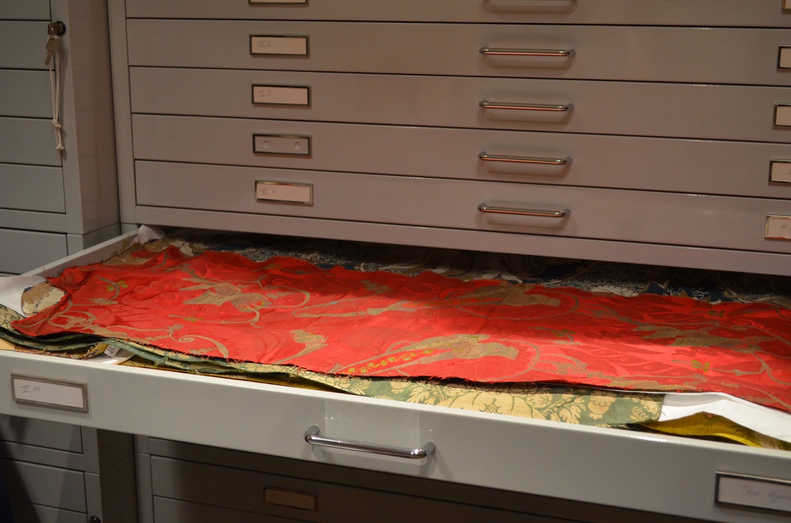 Under counter sliding drawer for tissue paper : r/HomeImprovement