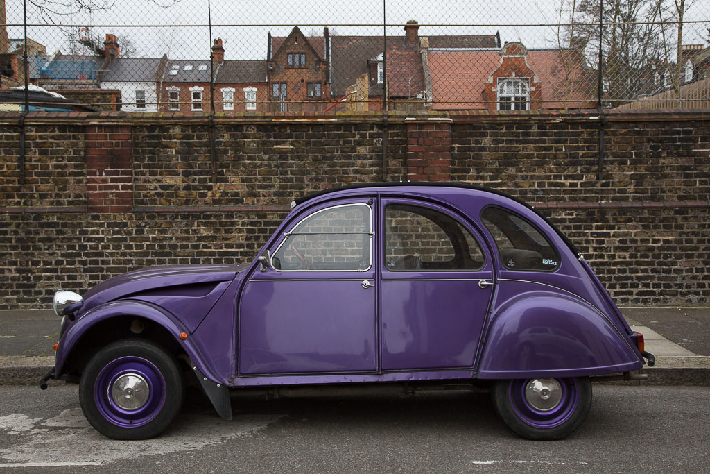Shadows & Light: Une Voiture Violette