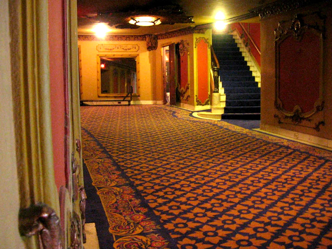Los Angeles Theatres: Los Angeles Theatre: main floor inner lobby