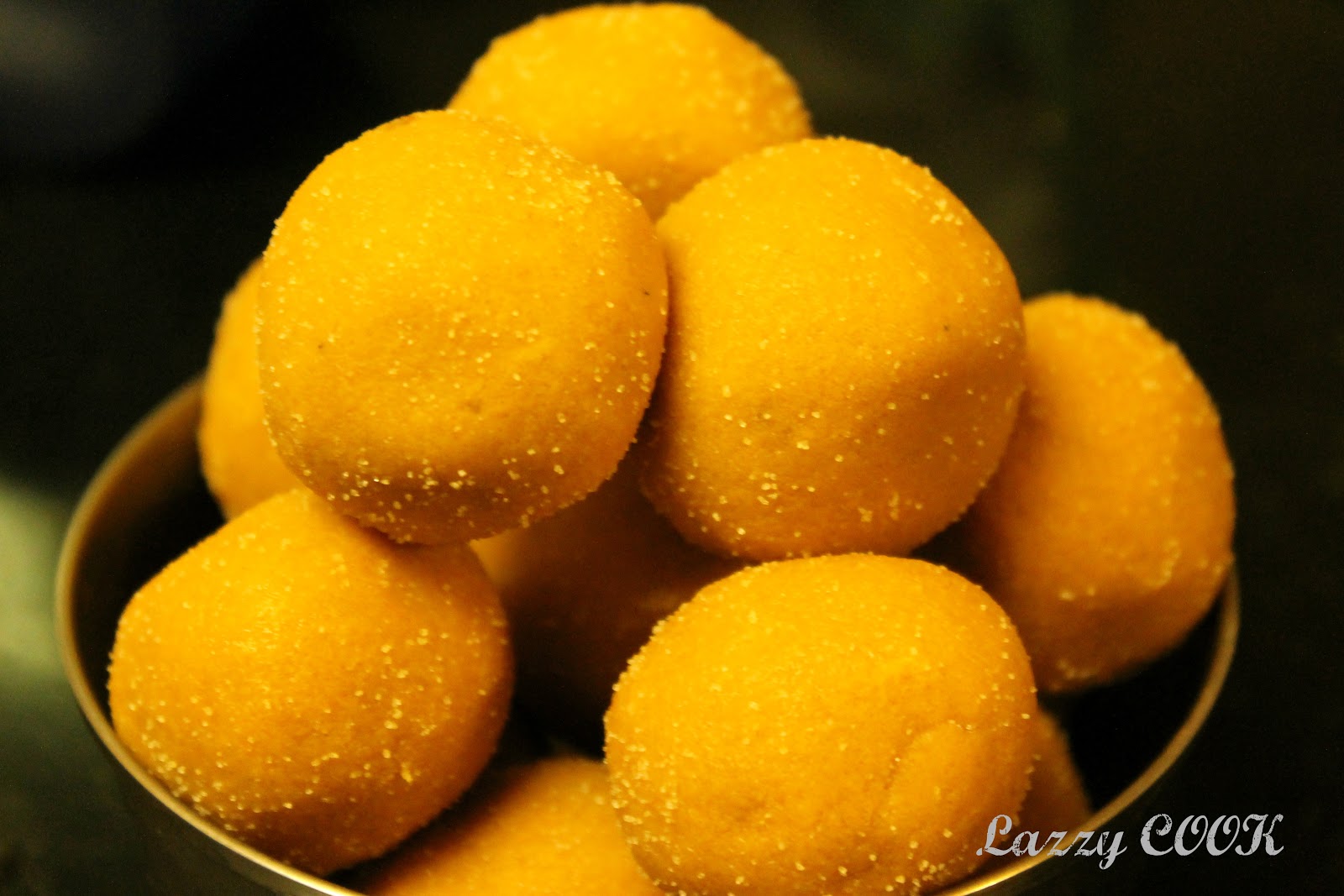 Lazzy COOK: Besan Ka Ladooo....Happy Diwali
