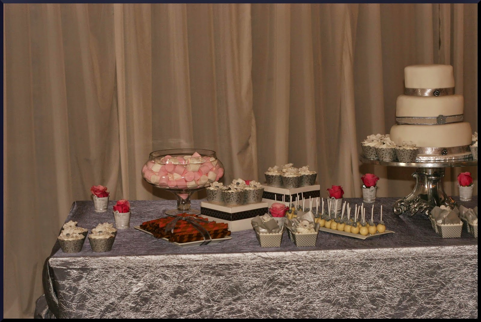 Koekerasie: Silver and white dessert table