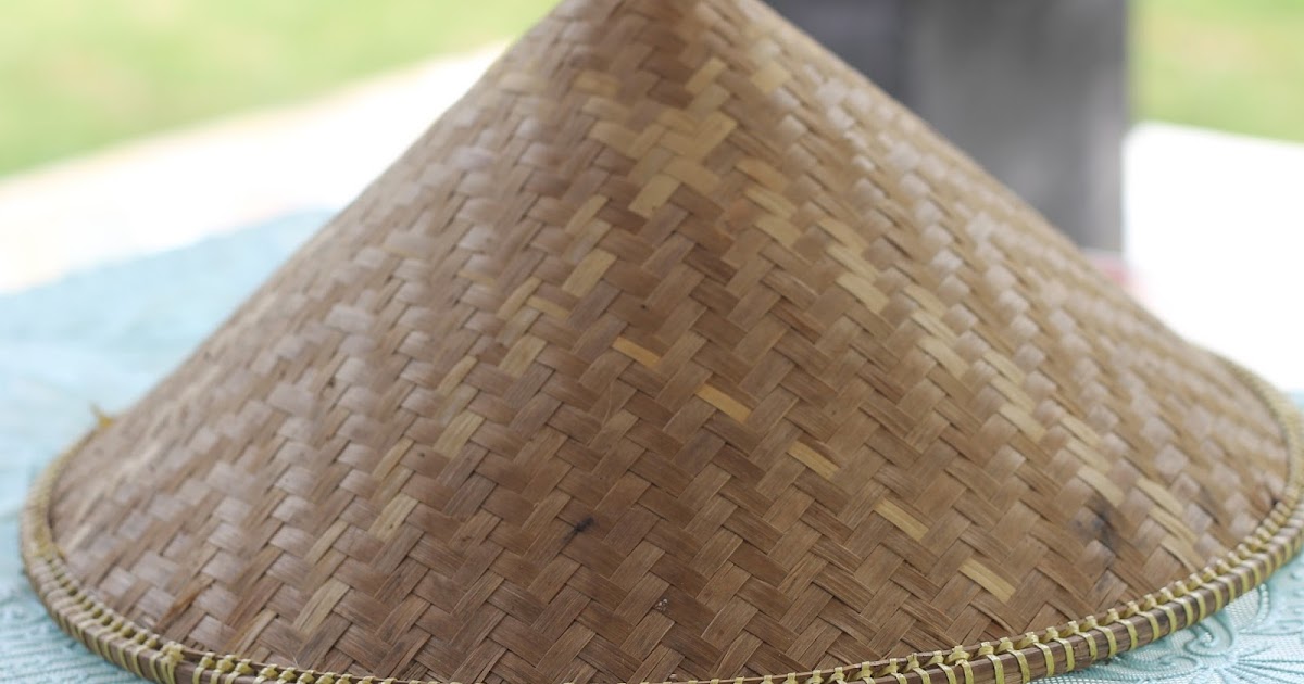 Jual beli topi kerucut anyaman bambu