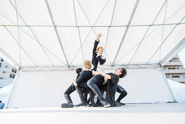 21/ HAND SIGN_MEETONLYTHENIGHTOFJULY9TH