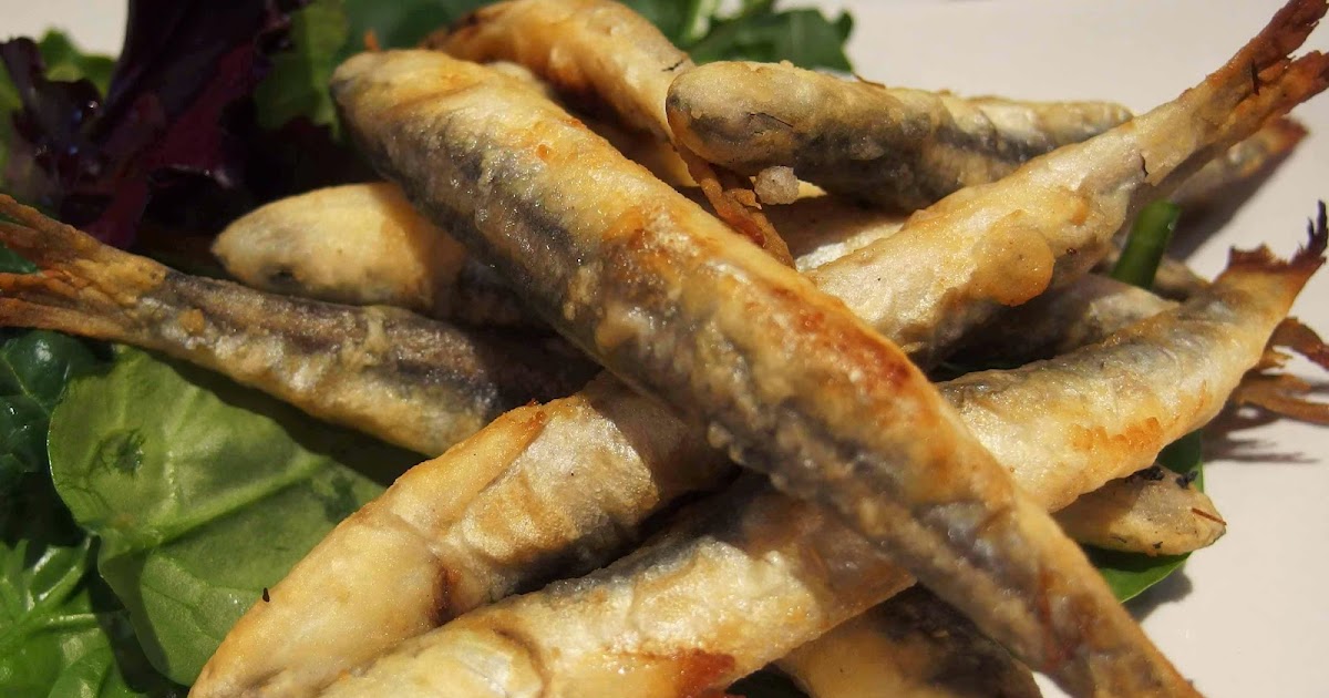 Boquerones fritos en harina de garbanzos al estilo andaluz