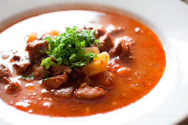 Unkarilainen gulassikeitto