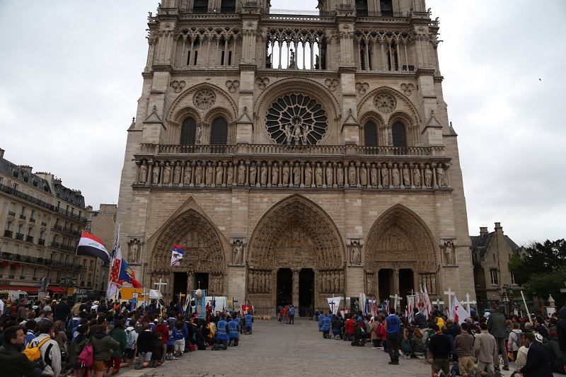 New Liturgical Movement: Images from the Chartres Pilgrimage, and ...
