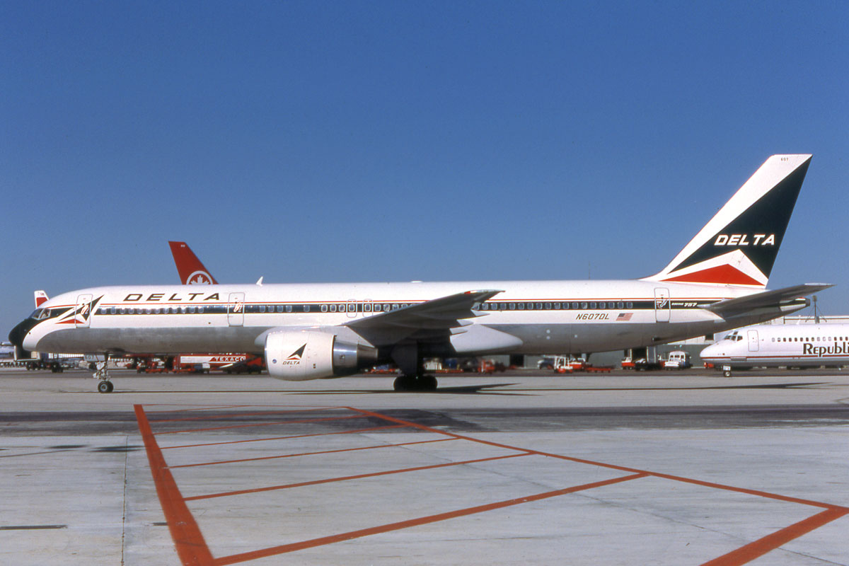 PlaneSpotters Slide-Collections: Delta B752 N607DL