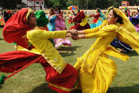 CHINAR SHADE : GIDDHA DANCE AND PAAPAD VADIYAAN OF AMRITSAR..