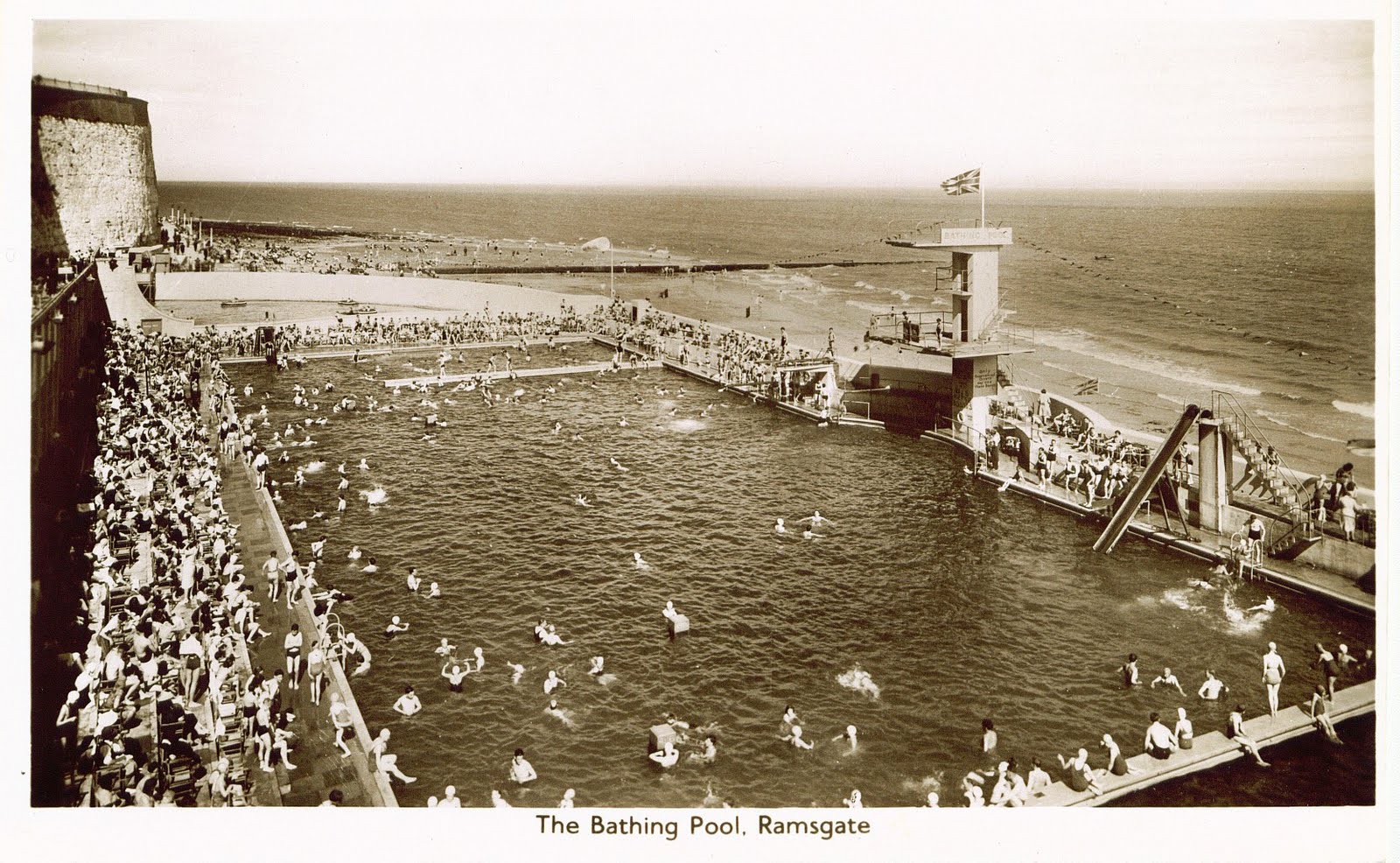thanetonline: In at the deep end, Ramsgate marina bathing pool pictures ...