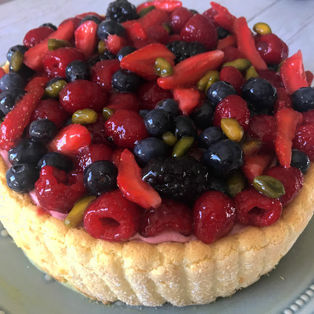 Un joli coup de fourchette...: Charlotte pistache-fruits rouges