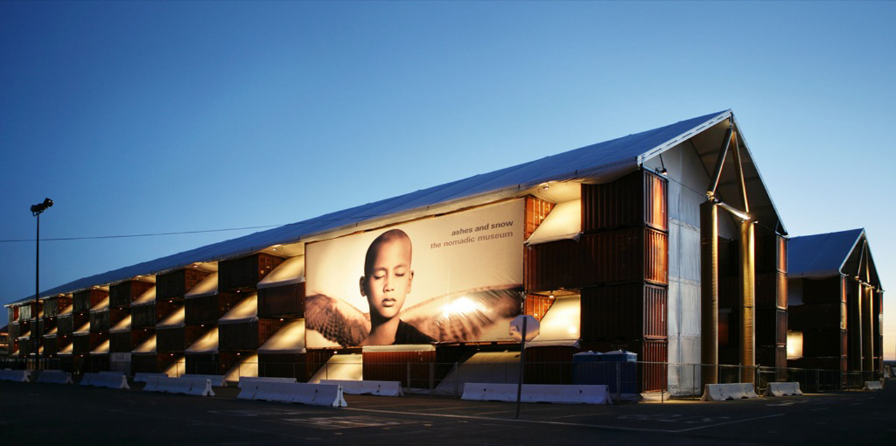 Nomadic Museum combina arquitectura ecológica y la fotografía viajera ...