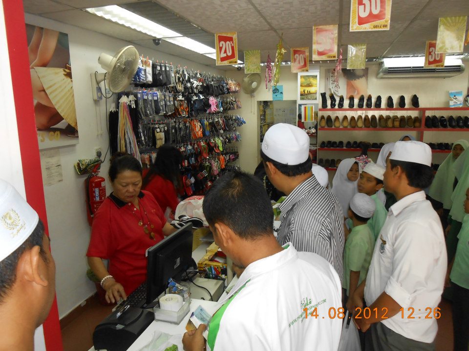 N51 Pasir Panjang: Sekolah At Taalim bawa Anak yatim Shopping Baju Raya