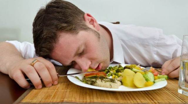 ¿Por qué tenemos sueño después de comer? - Notas Virales