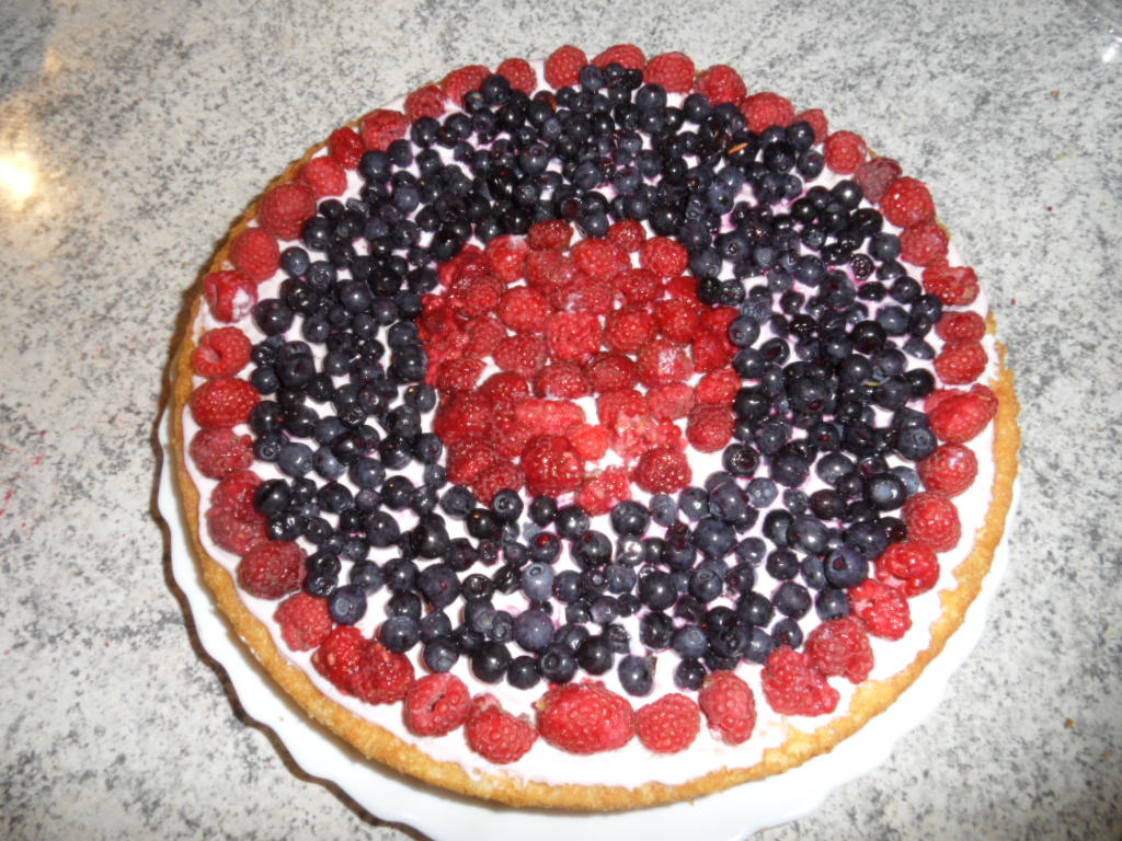 Всего понемногу: Vaarika mustika martsipani tort