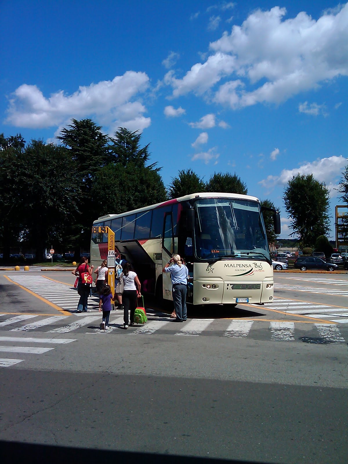 Italy: Shuttle bus service at Malpensa airport @Milan | Netherlands A-Z