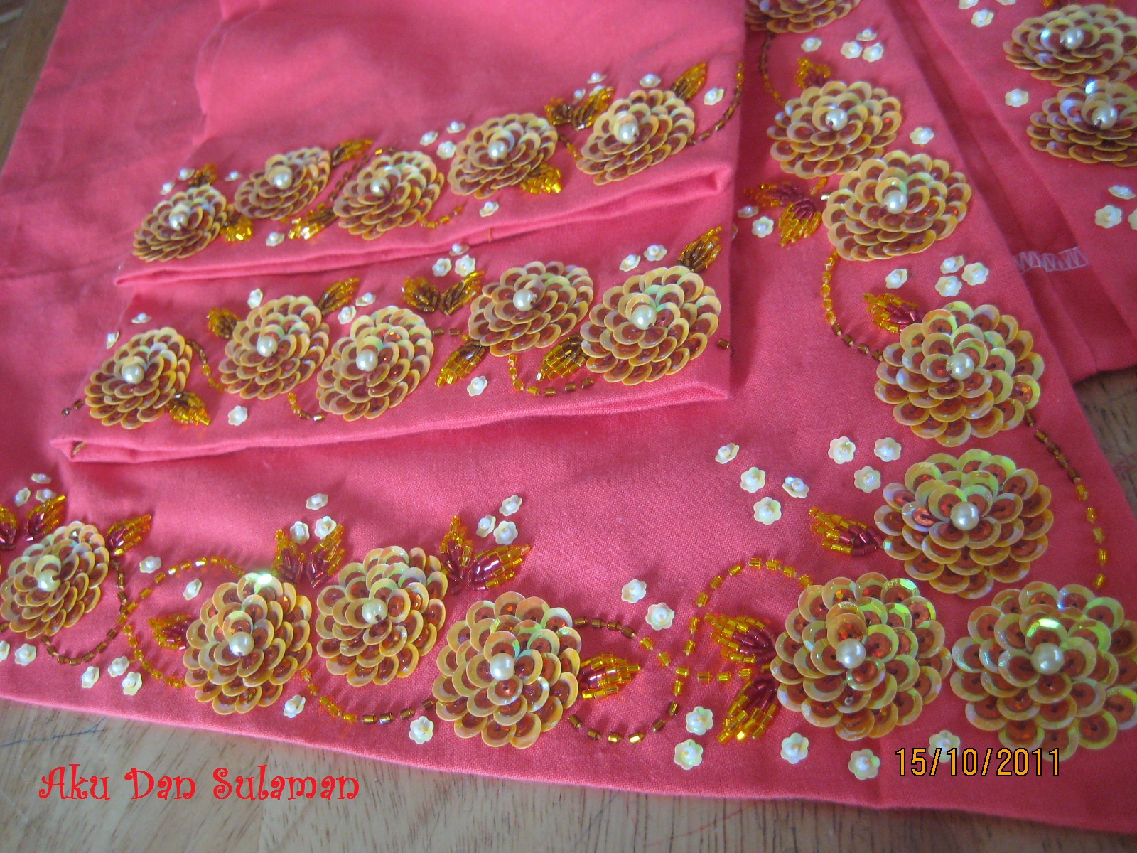 Aku dan Sulaman: Sulam Manik Labuci Kebaya