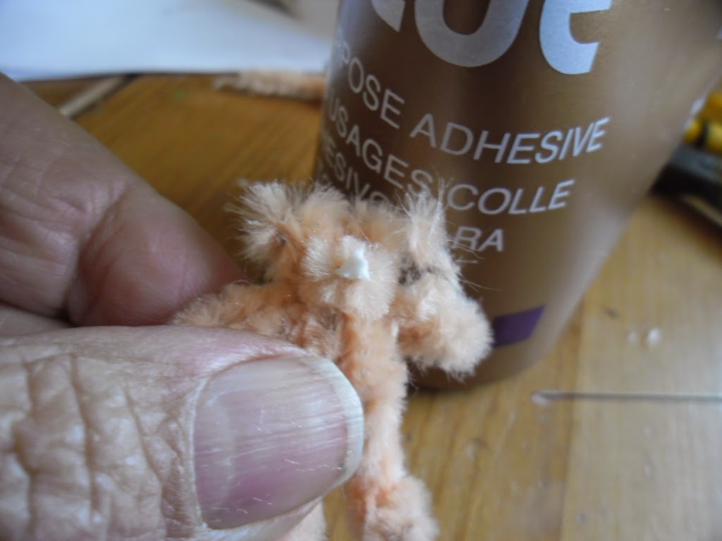 Marianne's Miniverse: Making chenille stem bears