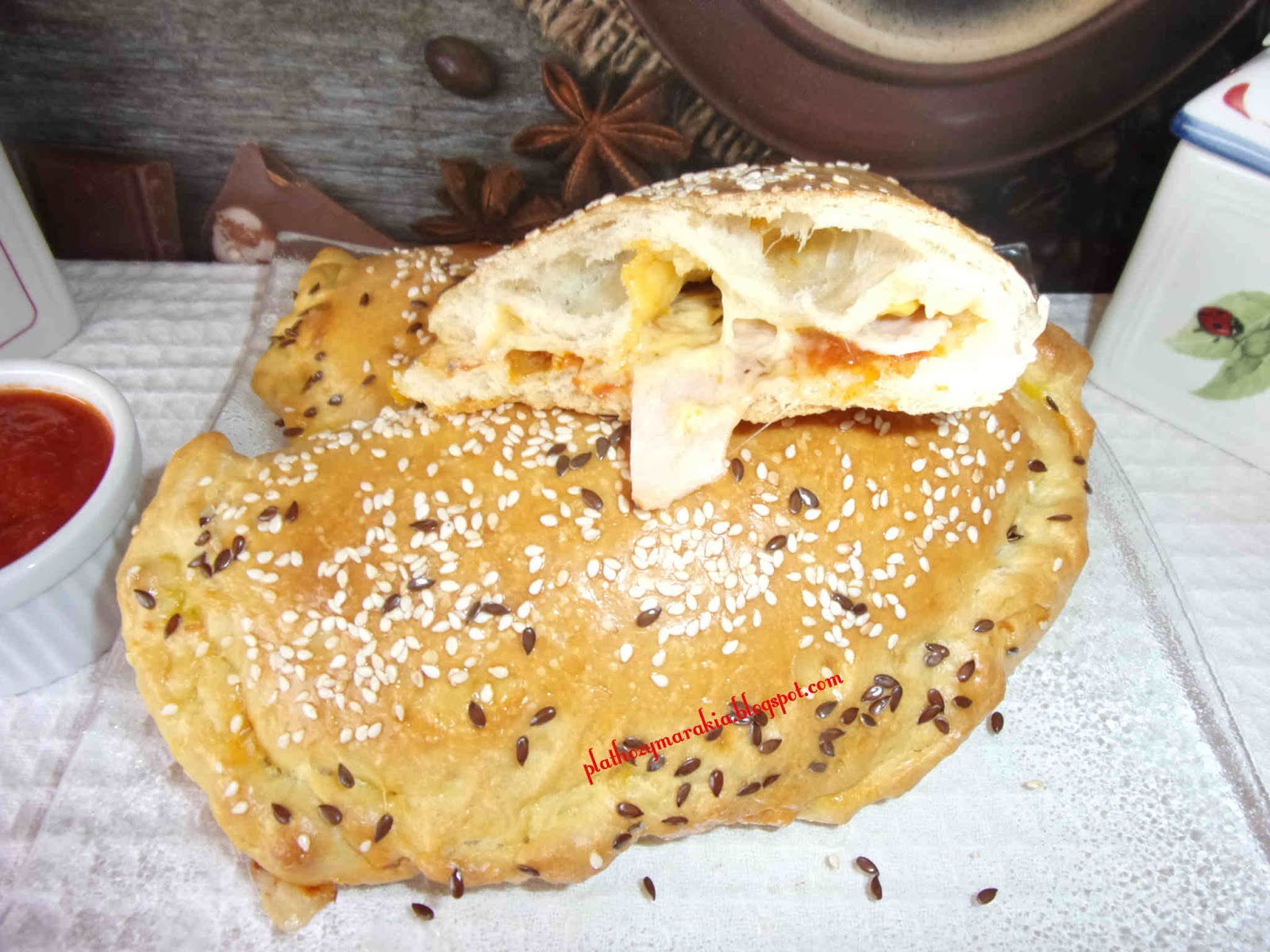 ΠΛΑΘΩ ΖΥΜΑΡΑΚΙΑ ΜΕ ΤΑ ΔΥΟ ΧΕΡΑΚΙΑ ..: ΠΙΤΣΑ CALZONE