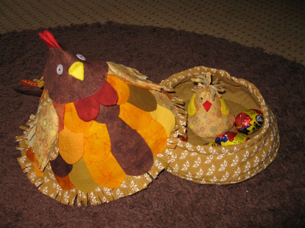 quiltandpatch: Popular Patchwork Easter Hen and chicks.