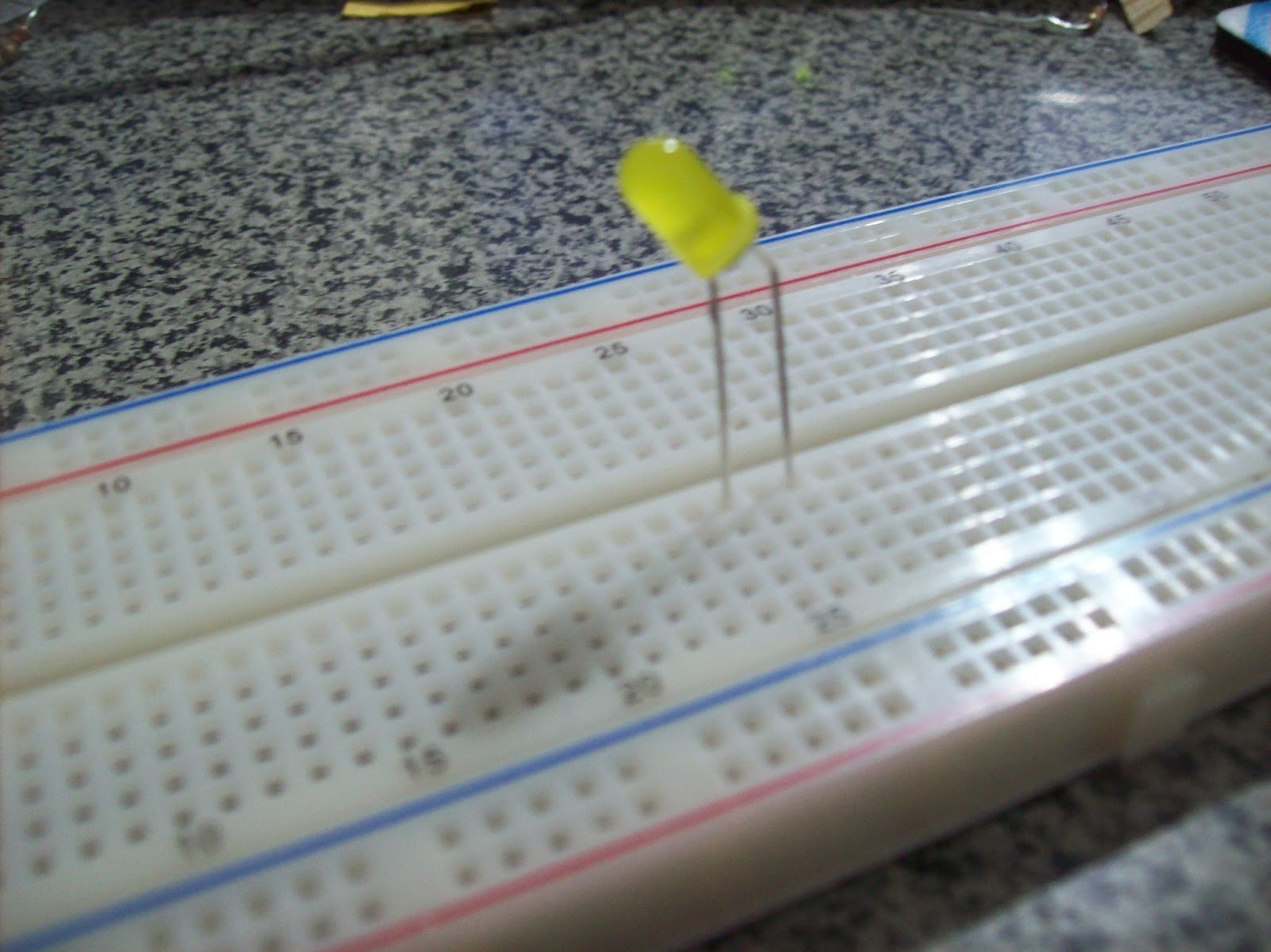 Hagamos titilar un led conectado a la protoboard ~ El blog de juana