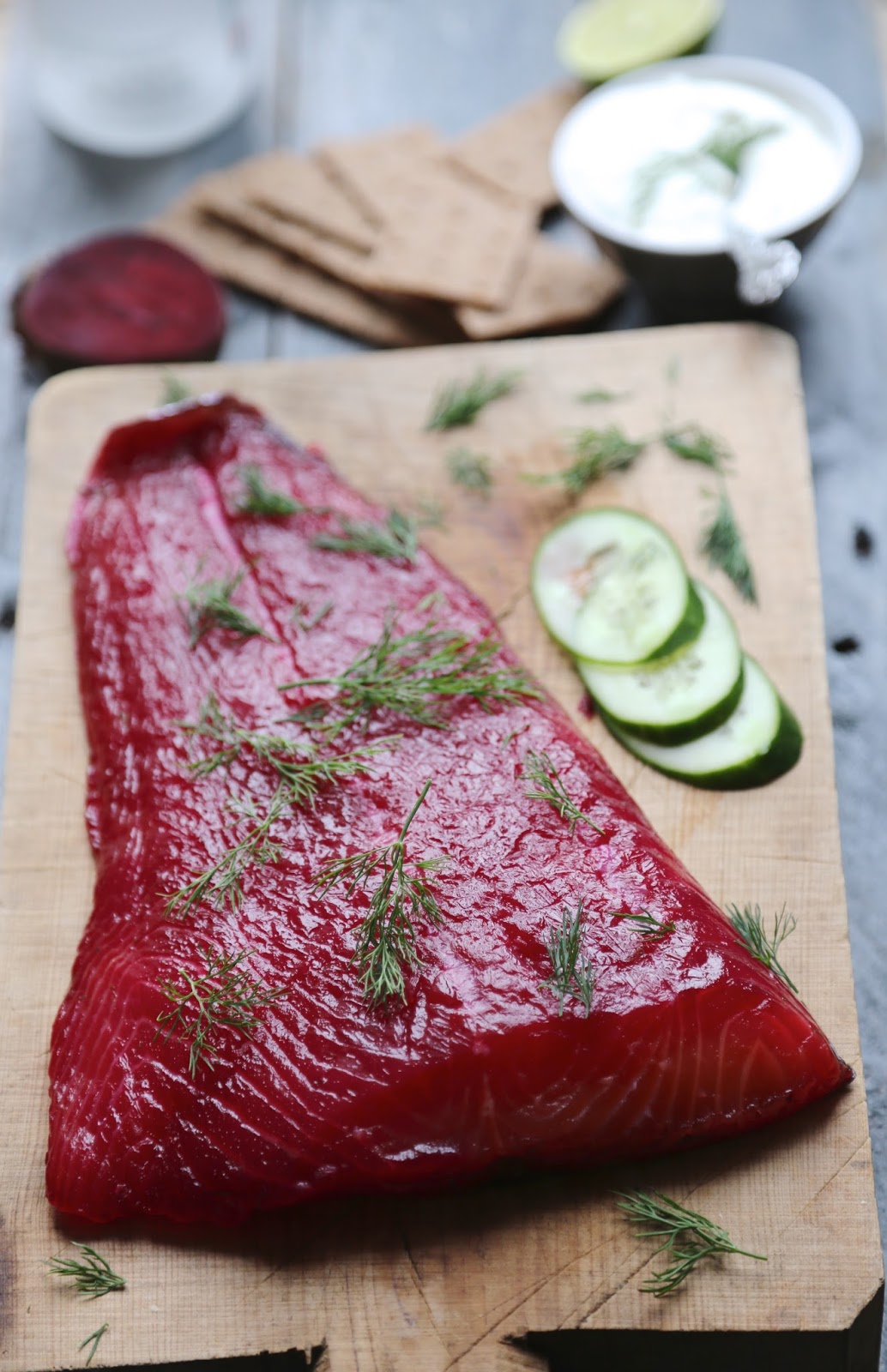 Saumon mariné façon gravadlax à la vodka et betterave rouge / On dine ...