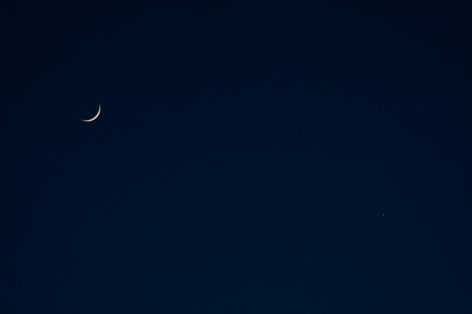 Jupiter and the Crescent Moon over BGSU Rec Center Pond [Stellar ...