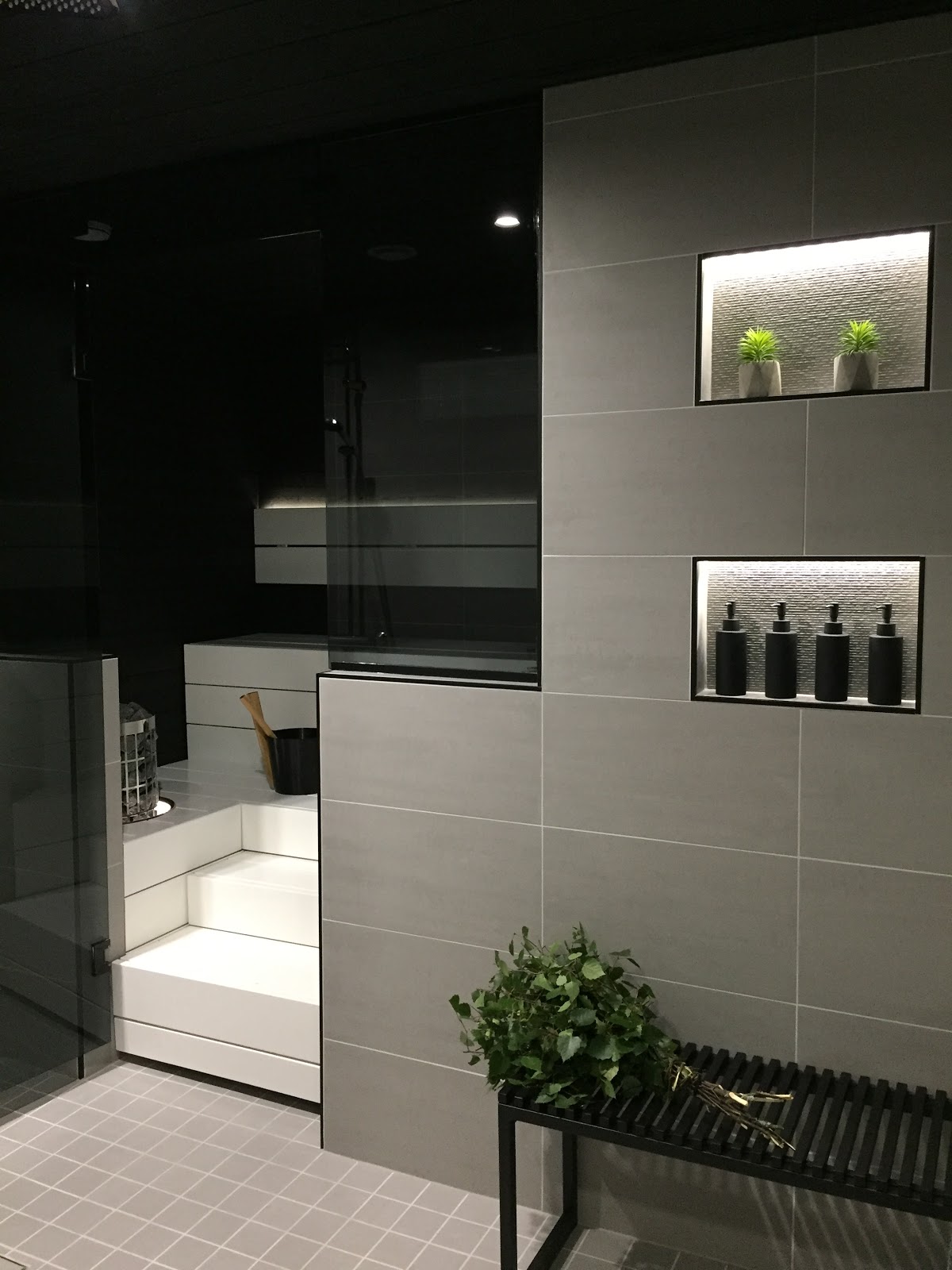 Uusi koti Unelmista toteutukseen: Mistä saunan lasiseinä mustilla ...