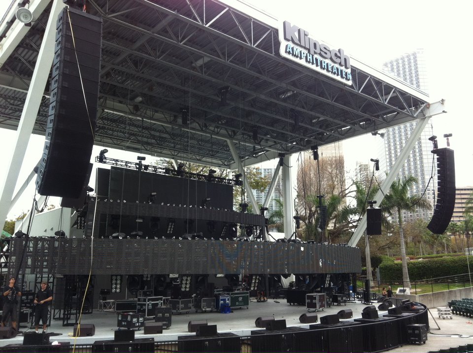 Mooder's Tech Blog: Ultra Music Festival and Line array systems!