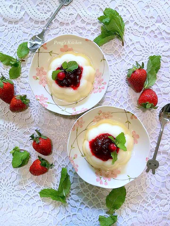 Peng's Kitchen: Panna Cotta with Berries Sauce