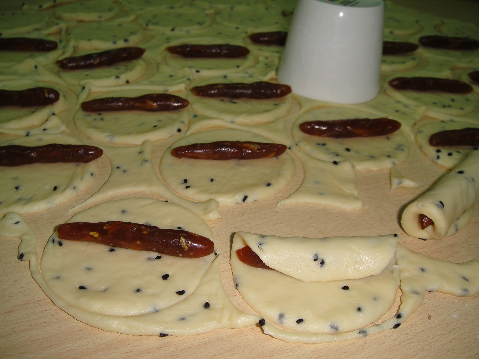 Maryam's Culinary Wonders: 285. Iraqi Date Kleicha