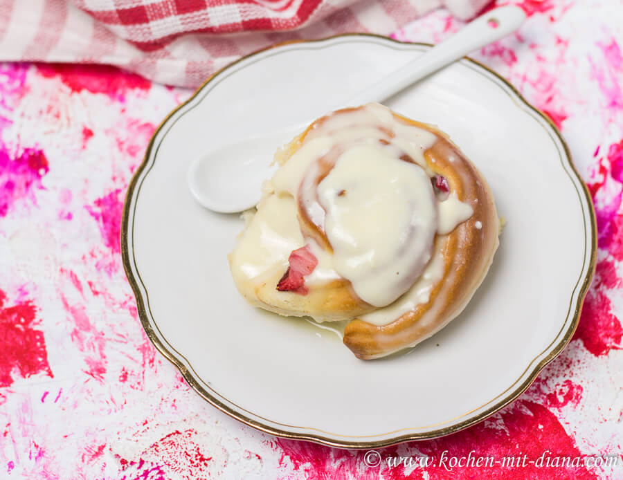 Strawberry buns with cream cheese frosting - Cooking with Diana