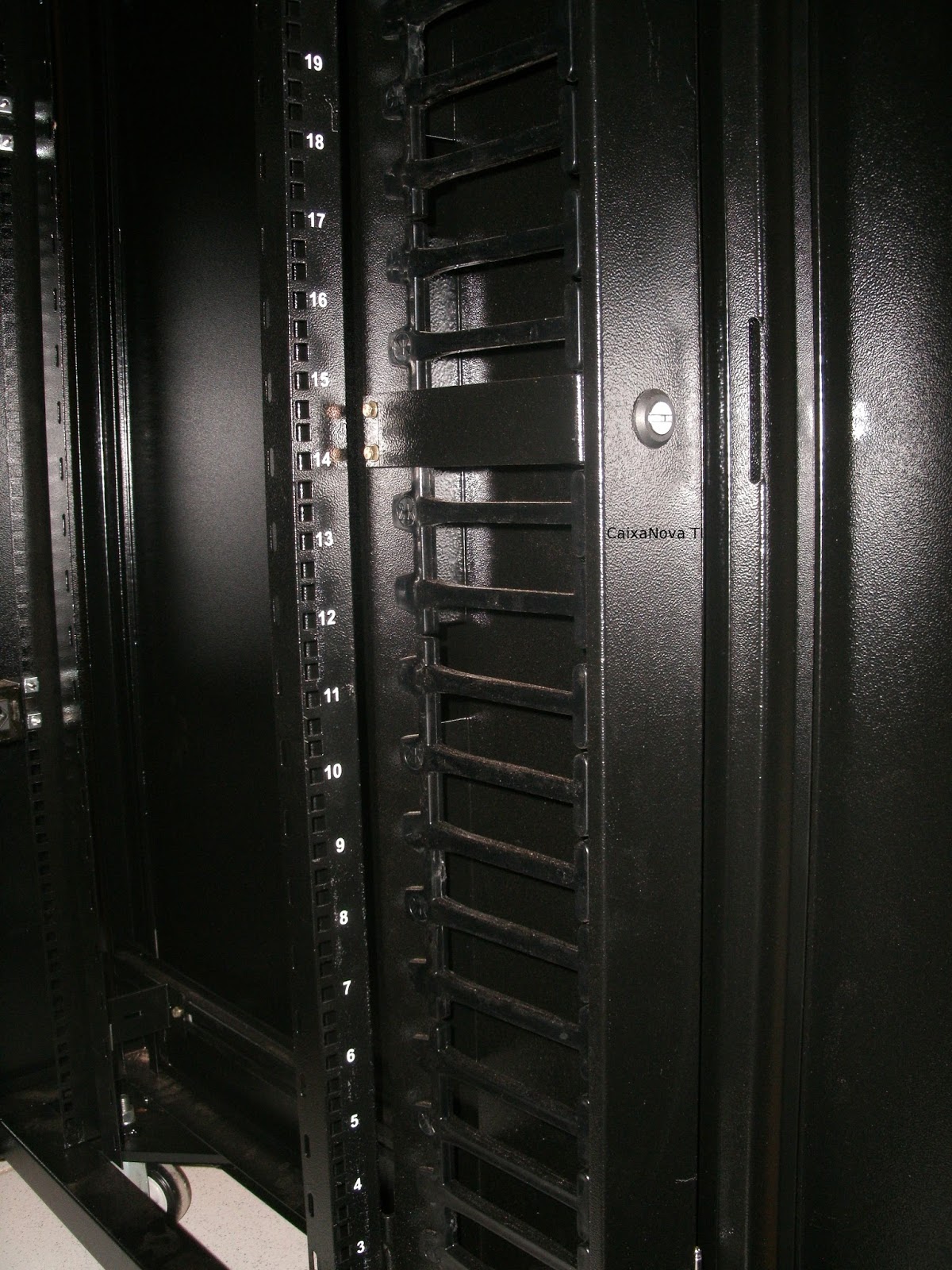 Caixa Nova TI: Rack 28U Interno Fechado - Mekanica - Cabeamento Estruturado