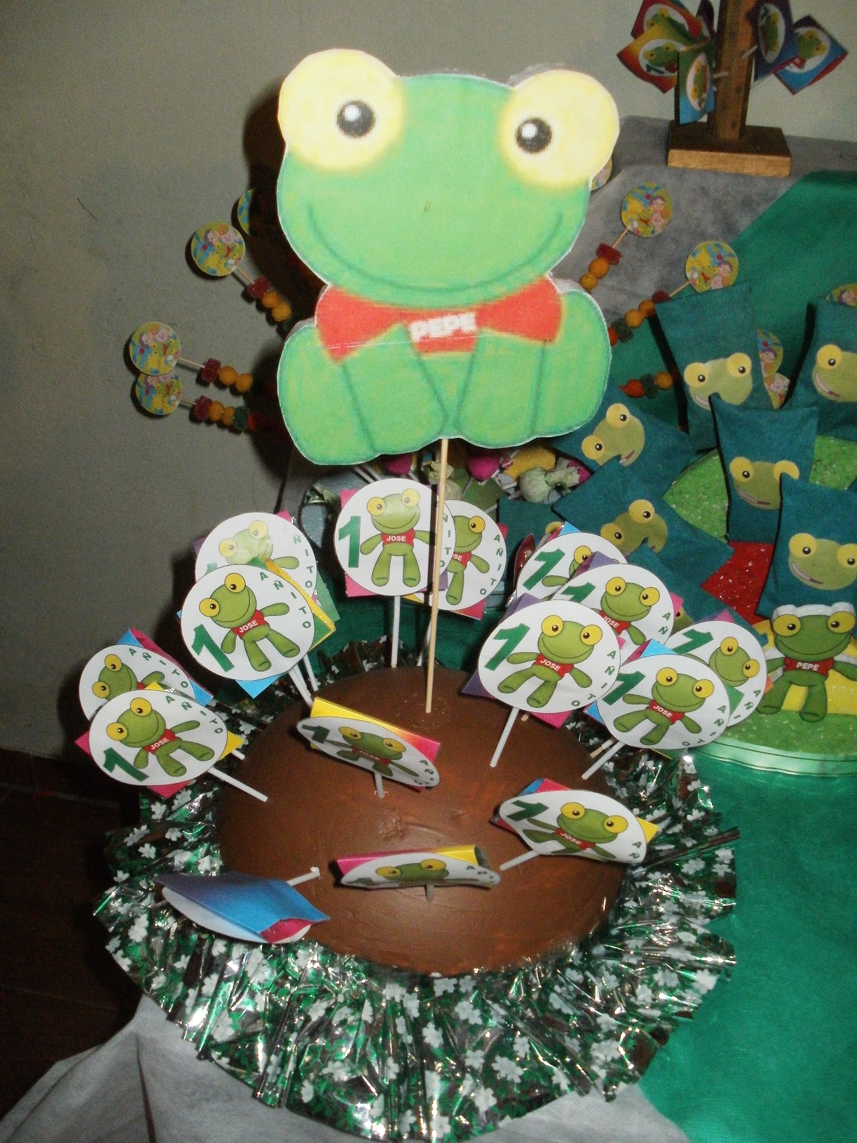 O&C Cotillón Artesanal: Cumple de José fiesta temática Sapo Pepe