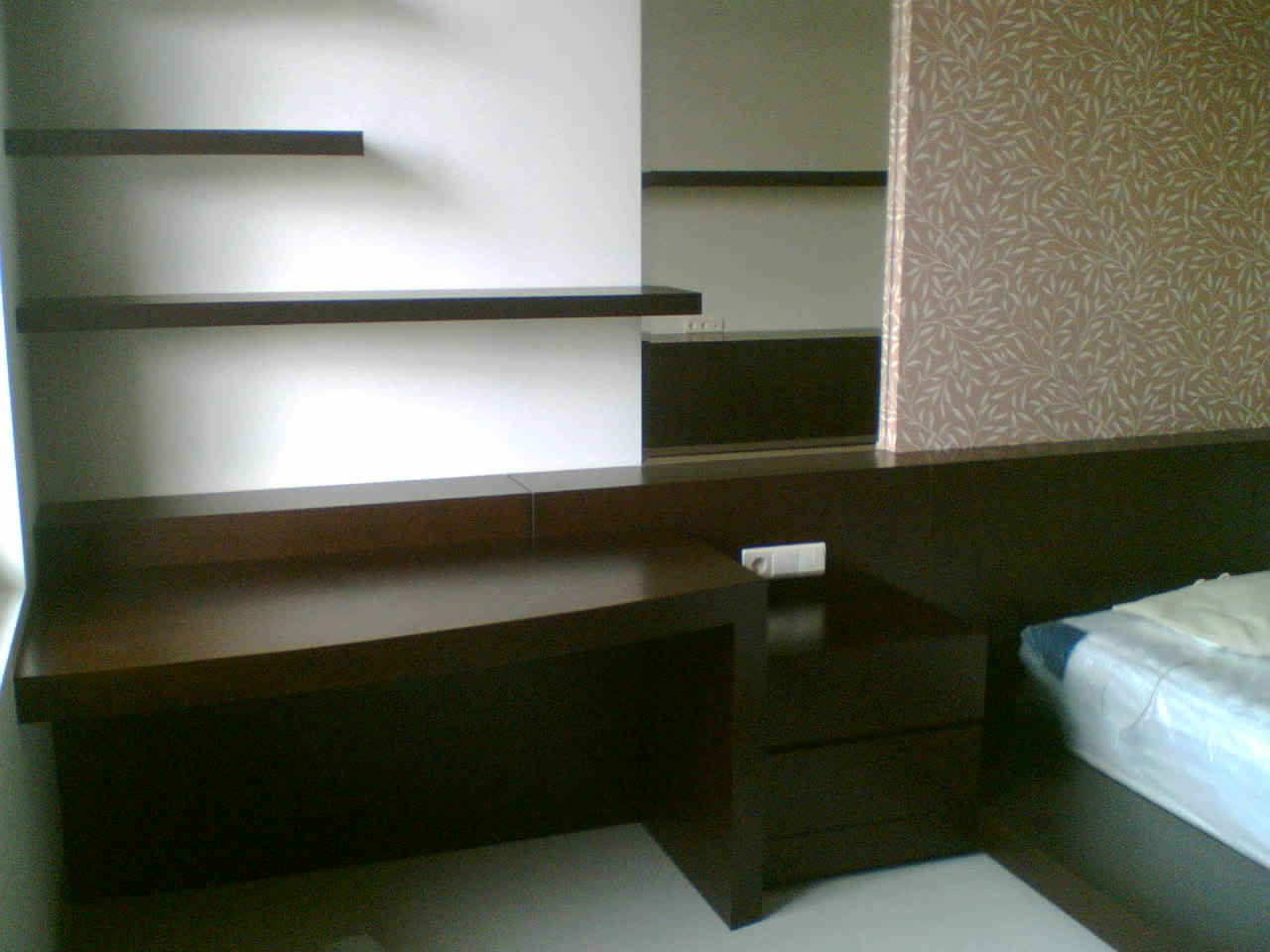 Adiluhung Furniture: Meja + Ambalan