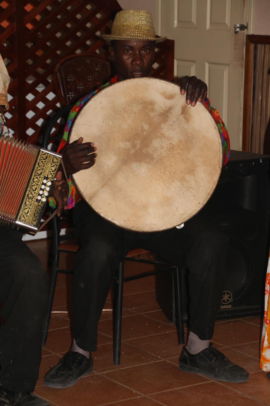 Voyages et Expériences : Rodrigues: La ravanne & instruments du sega ...