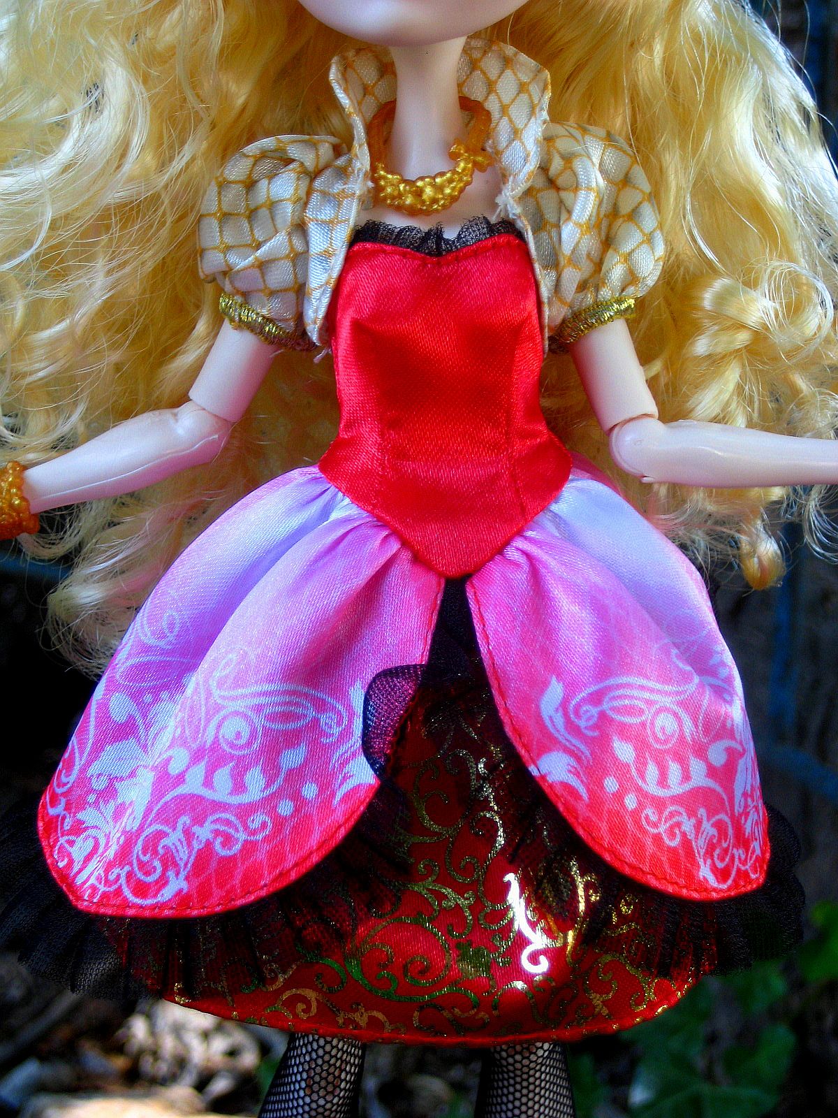 Voicething: Review: Ever After High -- Apple White