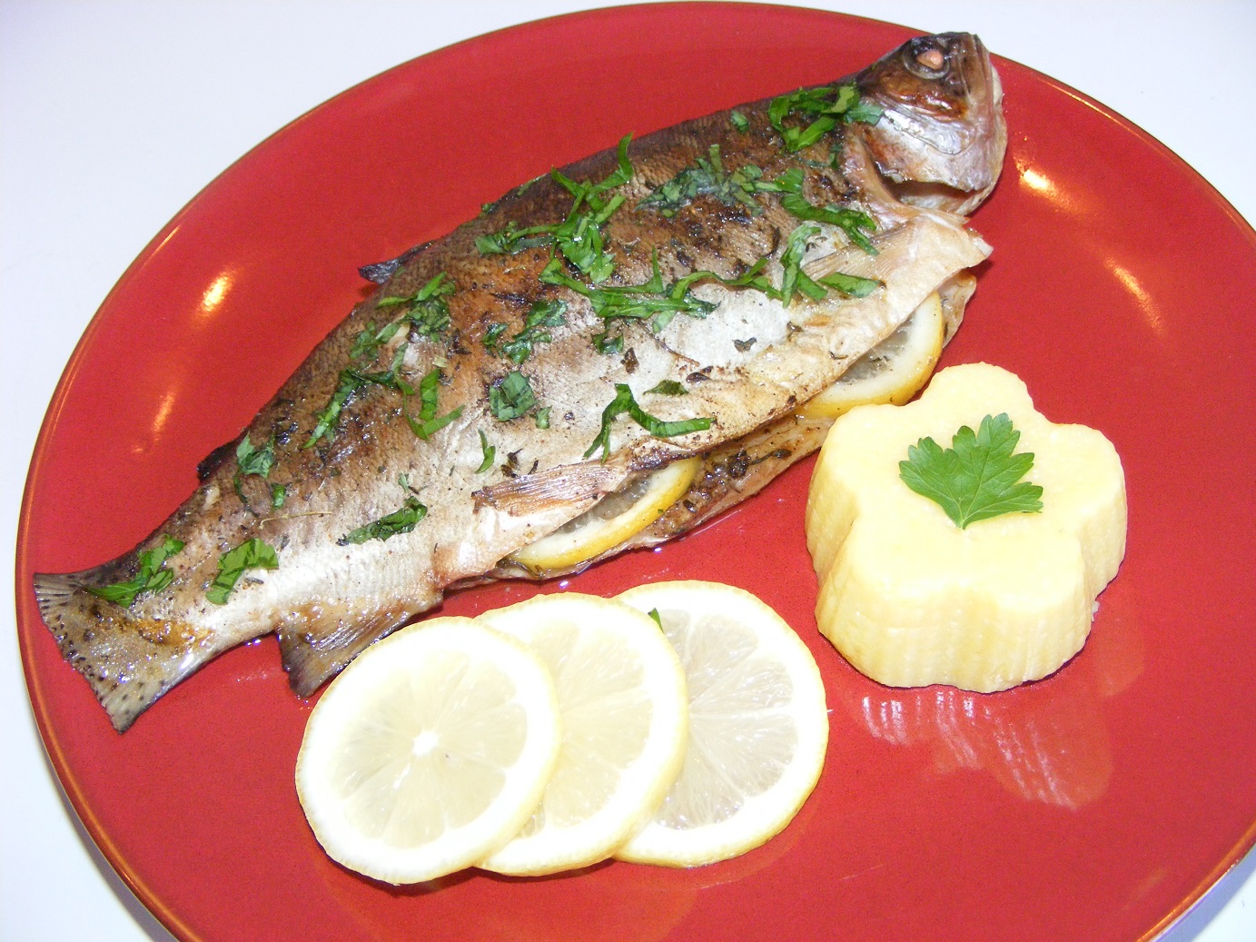 Pastrav la cuptor in sos de vin alb | Preparatedevis.ro