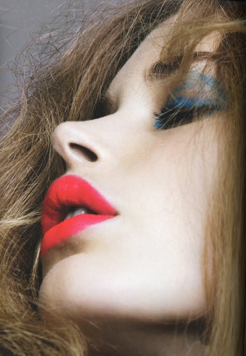 Messy hair, blue eye shadow and red lips | Just a Pretty Makeup