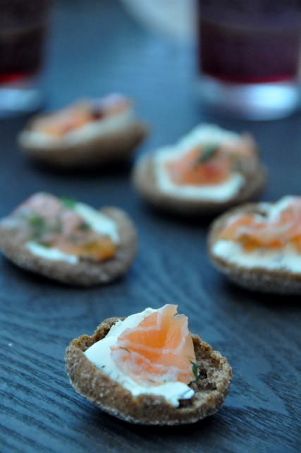 Oh So Ihana!: Glögi-ilta: Suklaamanteleita ja lohitäytteisiä ruisnappeja