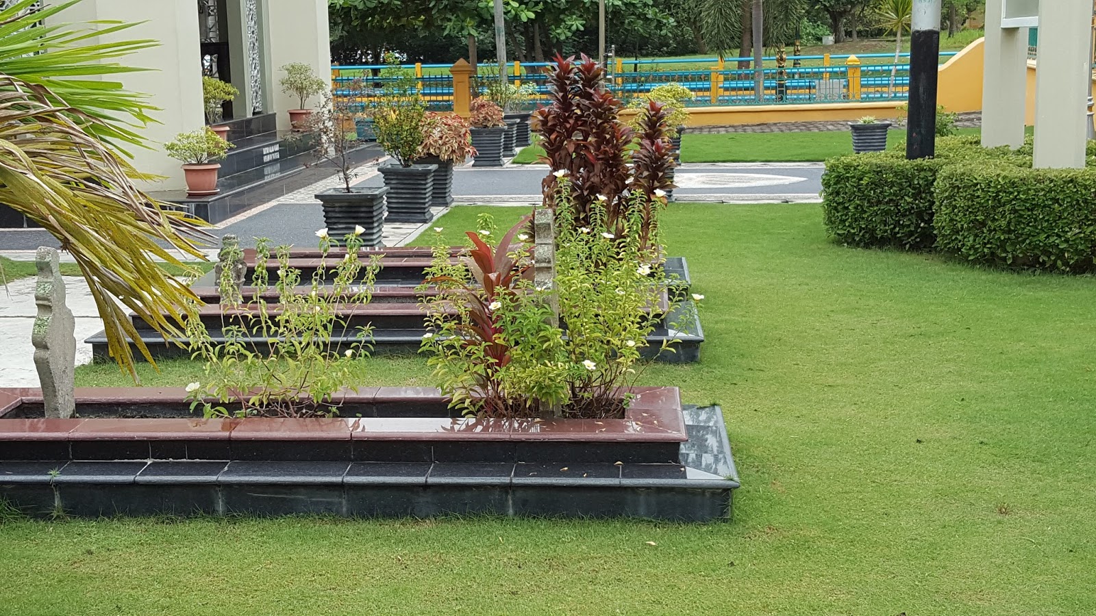 Meh Travel With Me!!: Masjid Raya Syahabuddin dan Makam Pahlawan ...