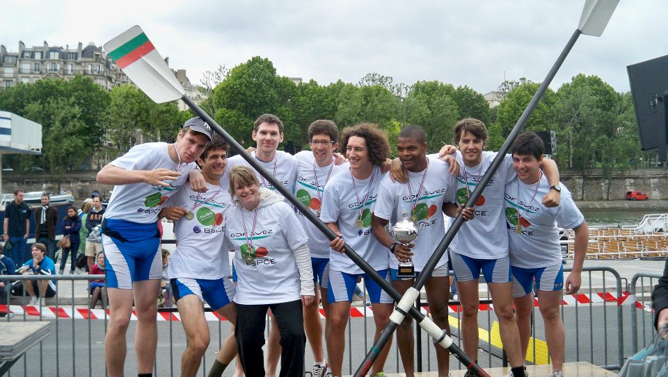 On the boat again ...: Au pied de la Tour Eiffel, un podium